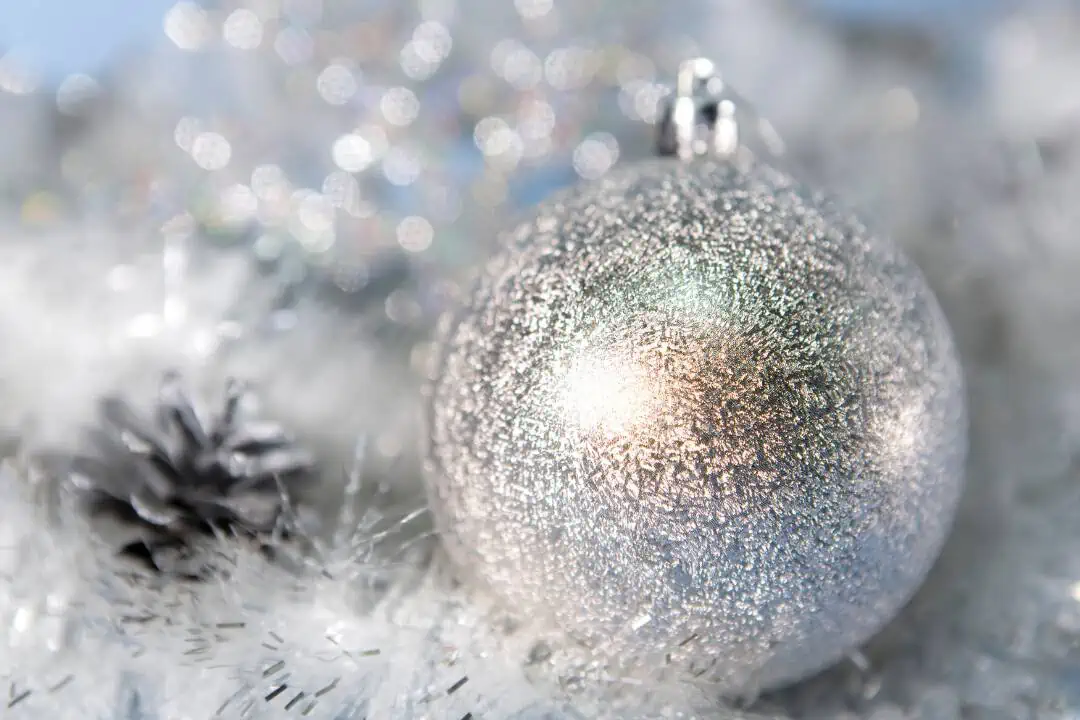 8 Christmas Colors and Their Meanings (2025)